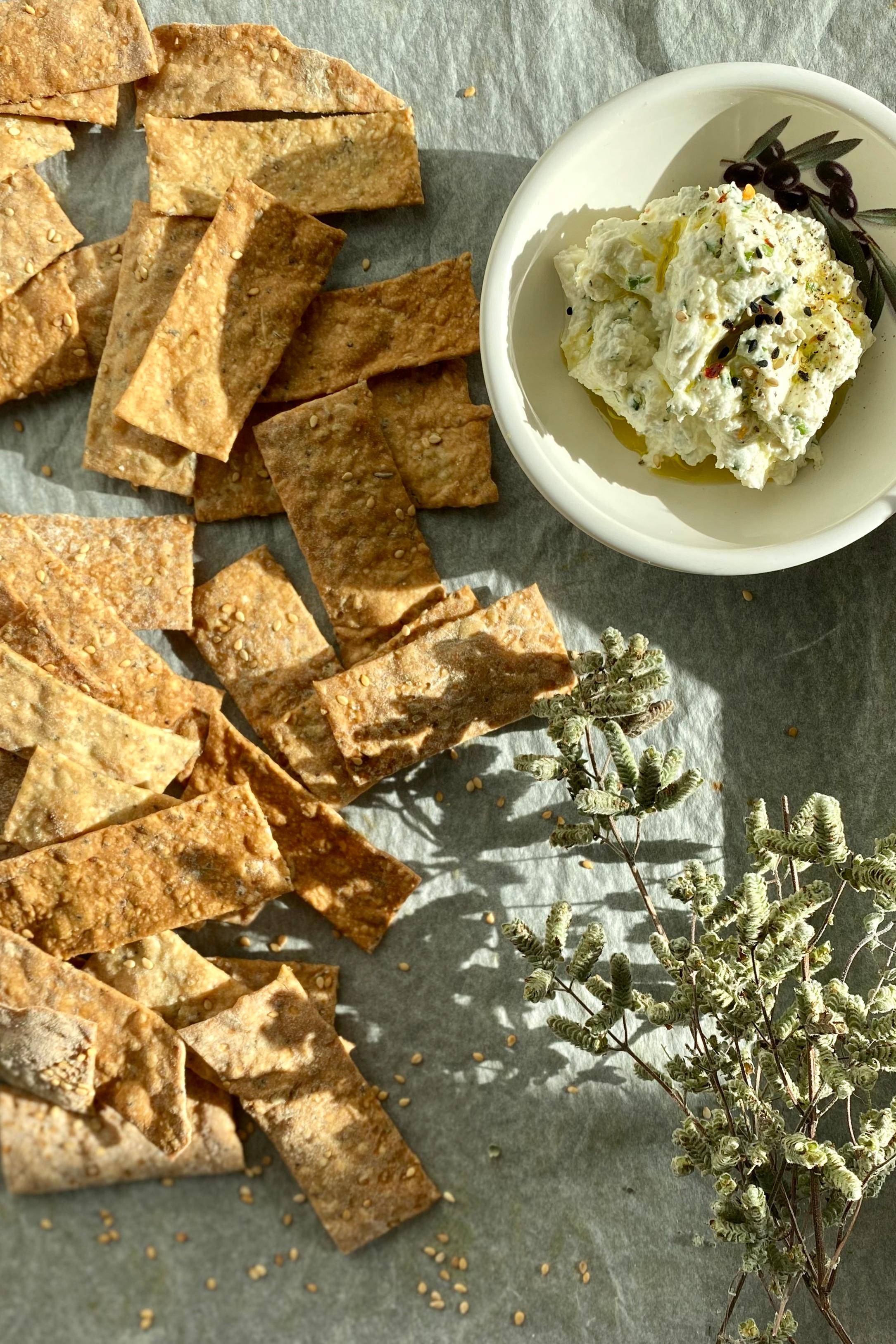 Polenta-Cracker mit Zitronen-Ricotta-Dip Rezept | Happy Plates